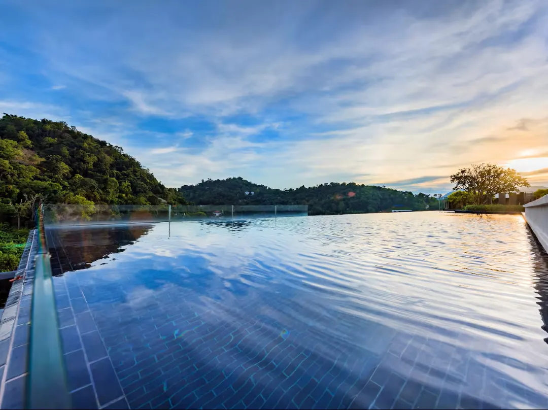 Luxury Room & Sky Pool - Phuket City