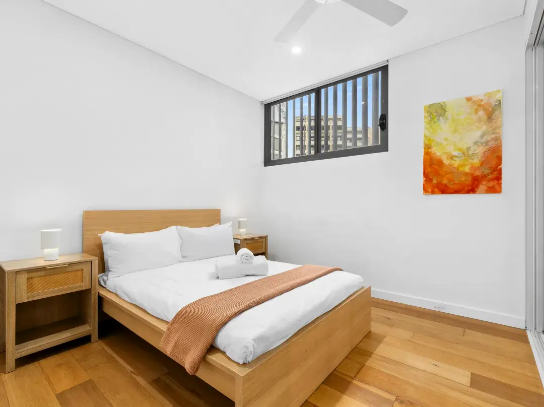 Central Art-filled 2 Beds With Balcony & Aircon - Surry Hills