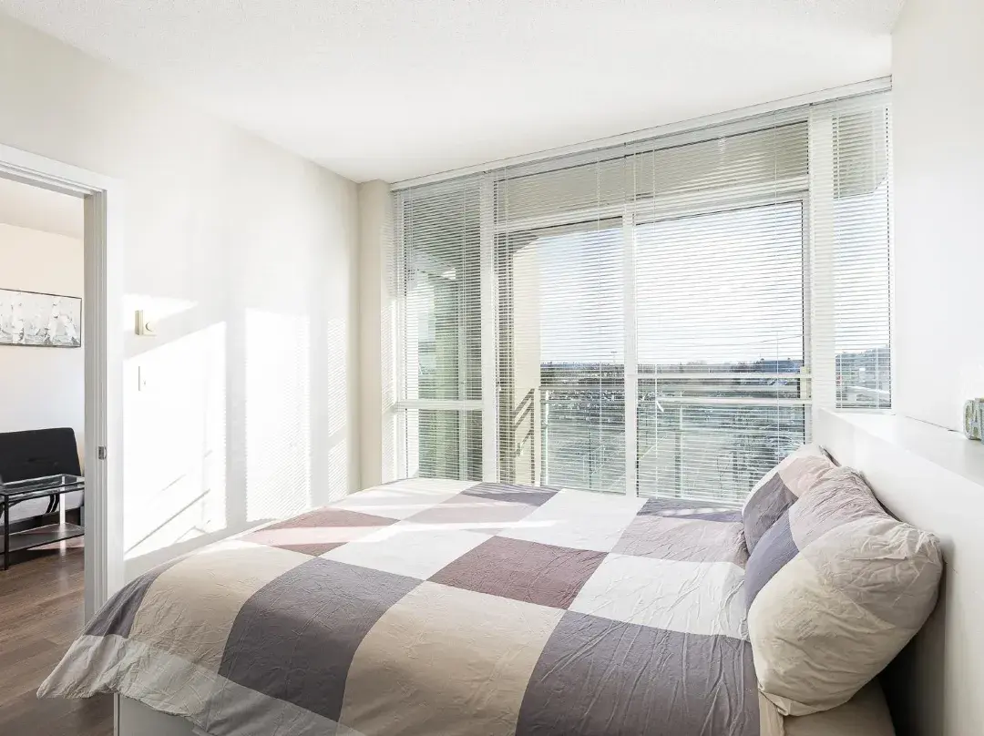 Coquitlam Center Bright & Modern 1br Parking Included Steps To Skytrain | Pool & Gym - 高貴林