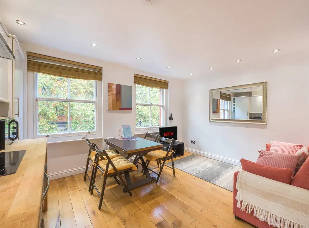 A Midtown Minute - Holborn -  By Frankie Says - Londres