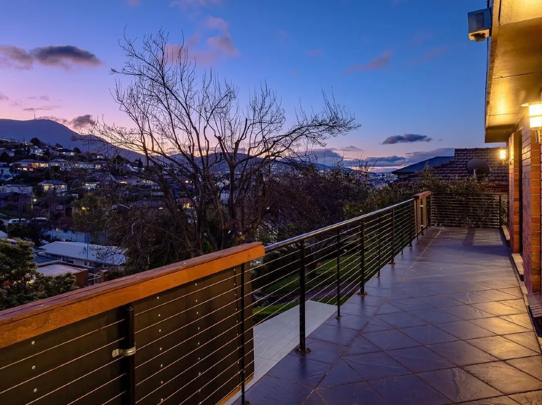 Lipscombe Mt Wellington View Luxury House - Hobart