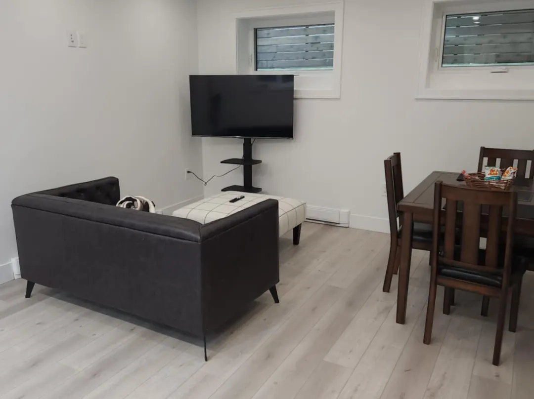 Stylish 1-bedroom Suite With Modern Amenities - Vancouver