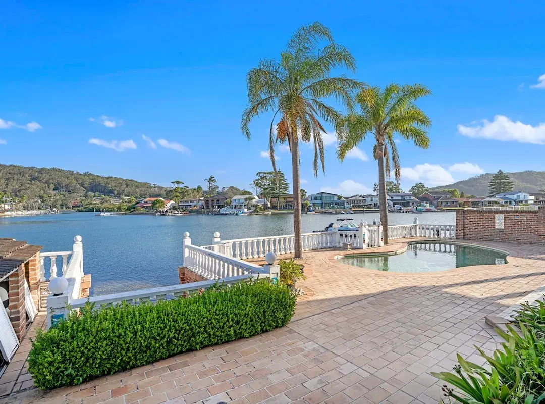 Stunning 4br Holiday Home With Water Views & Pool - Central Coast