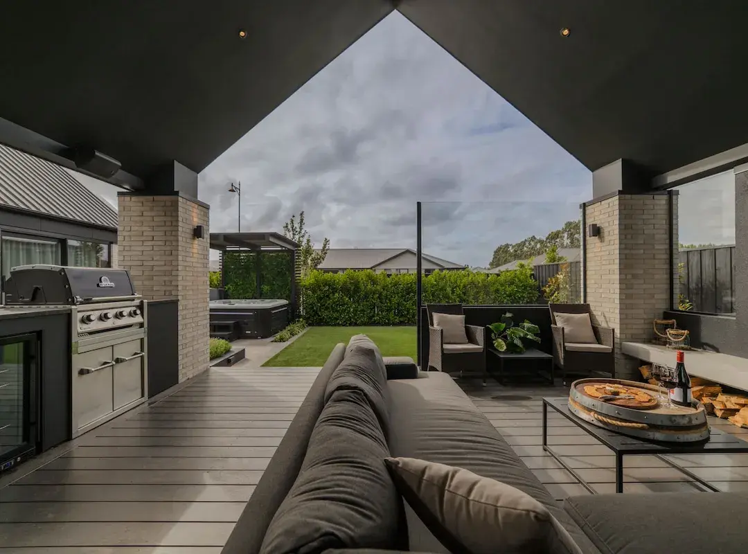 Stylish Home W/ Private Spa, Indoor & Outdoor Fire - Christchurch