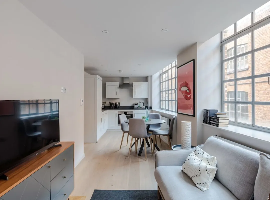 The Eyre Suite Seven - Farringdon - By Frankie - Bloomsbury