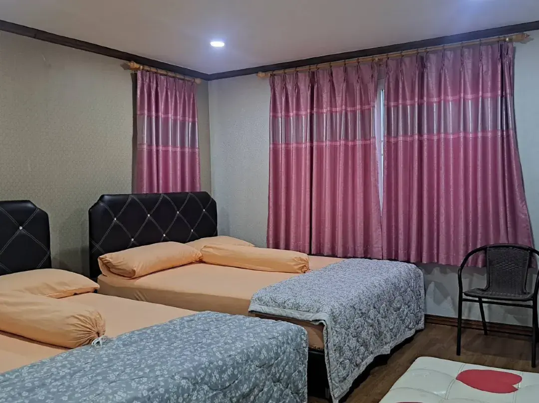 Ban Roi Pah - Khlong Luang District