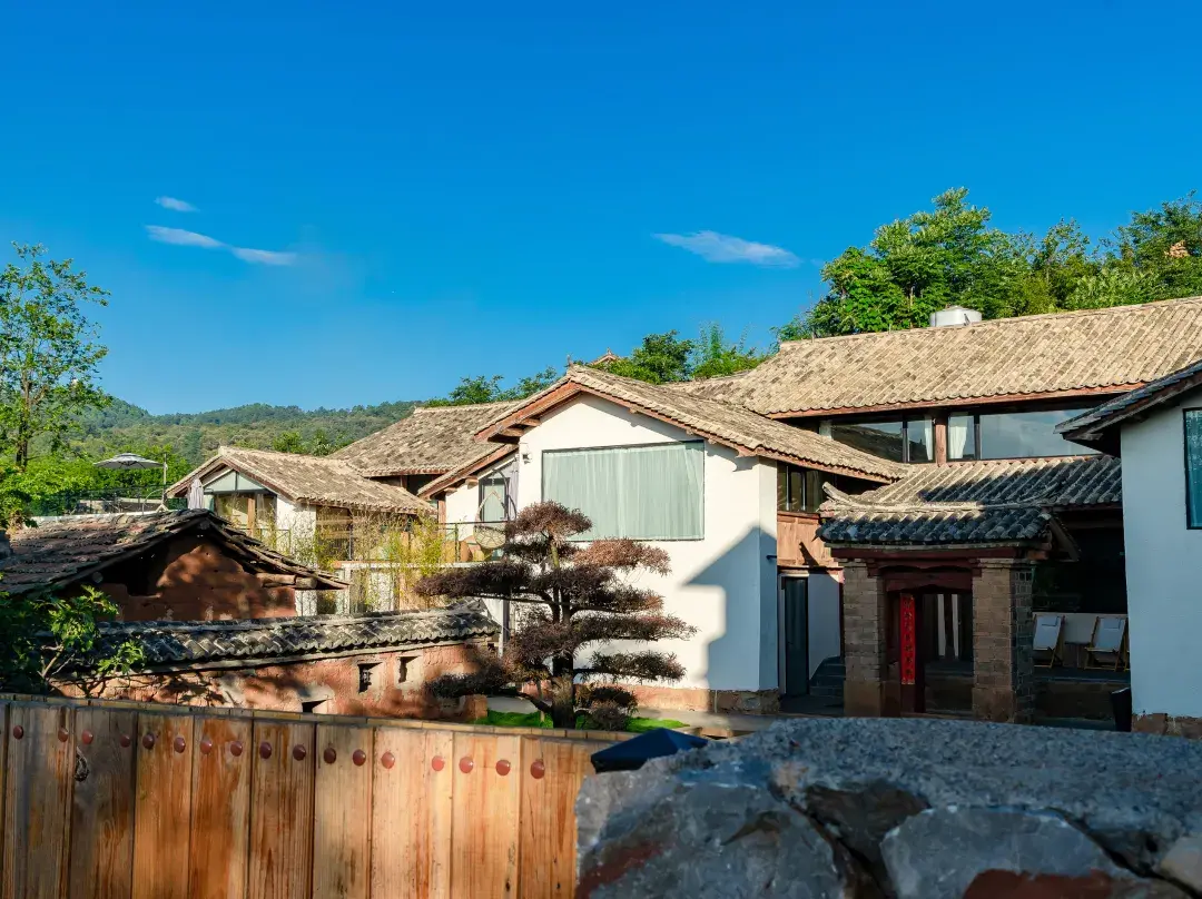 Nestled In The Mountains • Harmonious Wind Stacked Compounds Boutique Lodge - Kunming